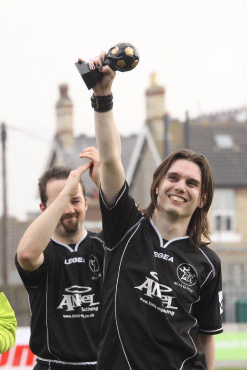 Real Gothic FC - Zwei gruftige Fußballteams aus England und Brasilien